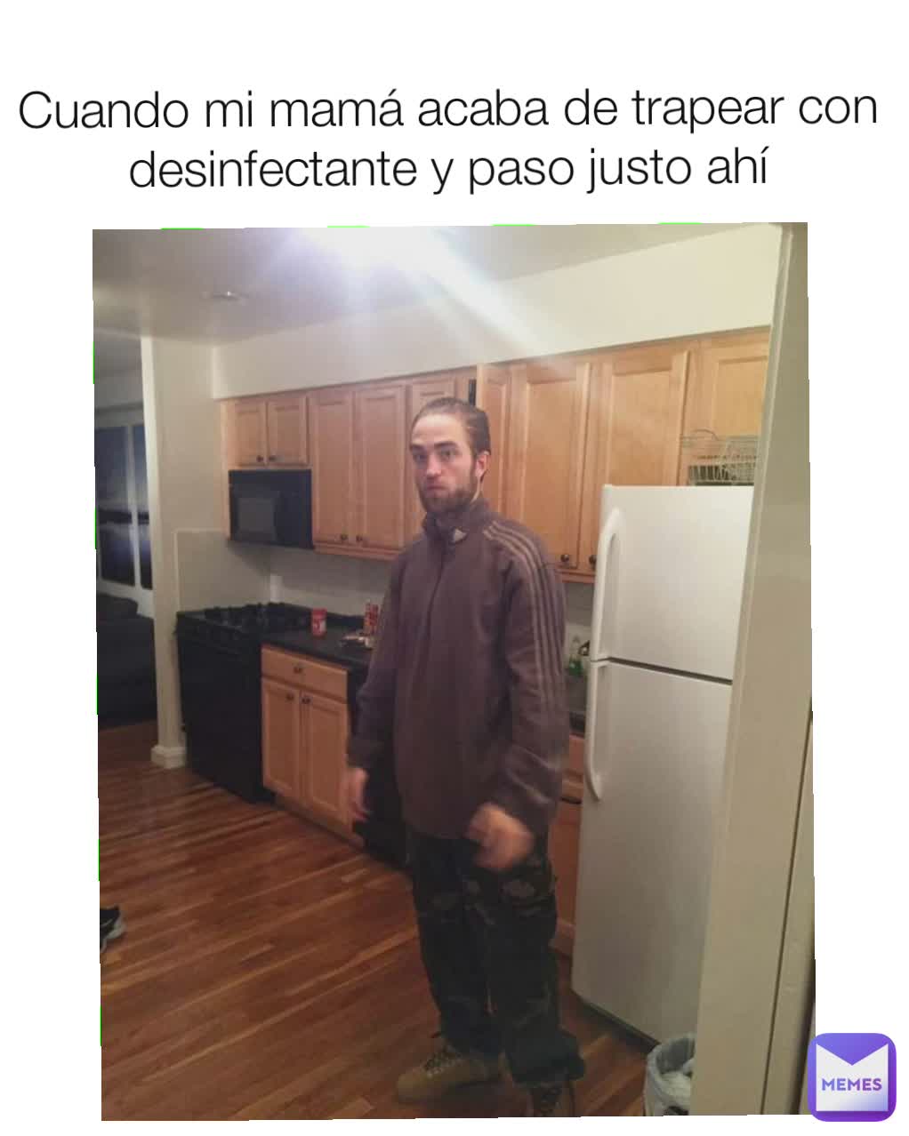 Cuando mi mamá acaba de trapear con desinfectante y paso justo ahí ...