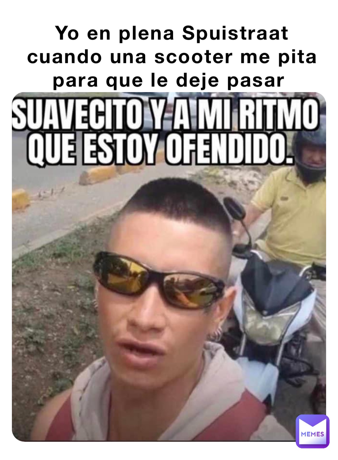 Yo en plena Spuistraat cuando una scooter me pita para que le deje ...